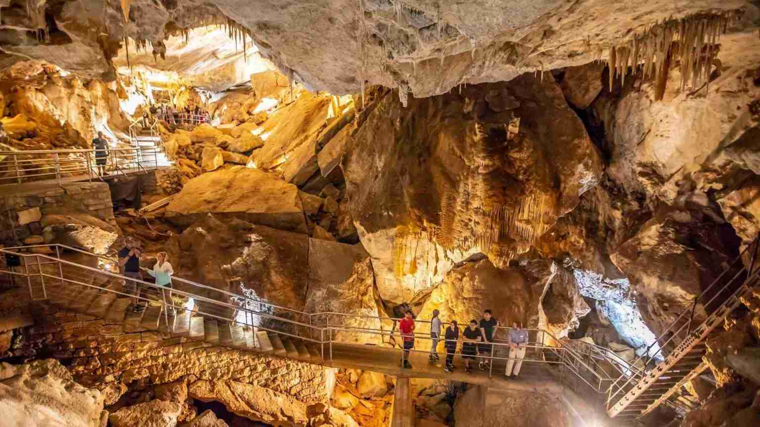 Jenolan Caves with Spectacular Views | Blue Mountains Tour